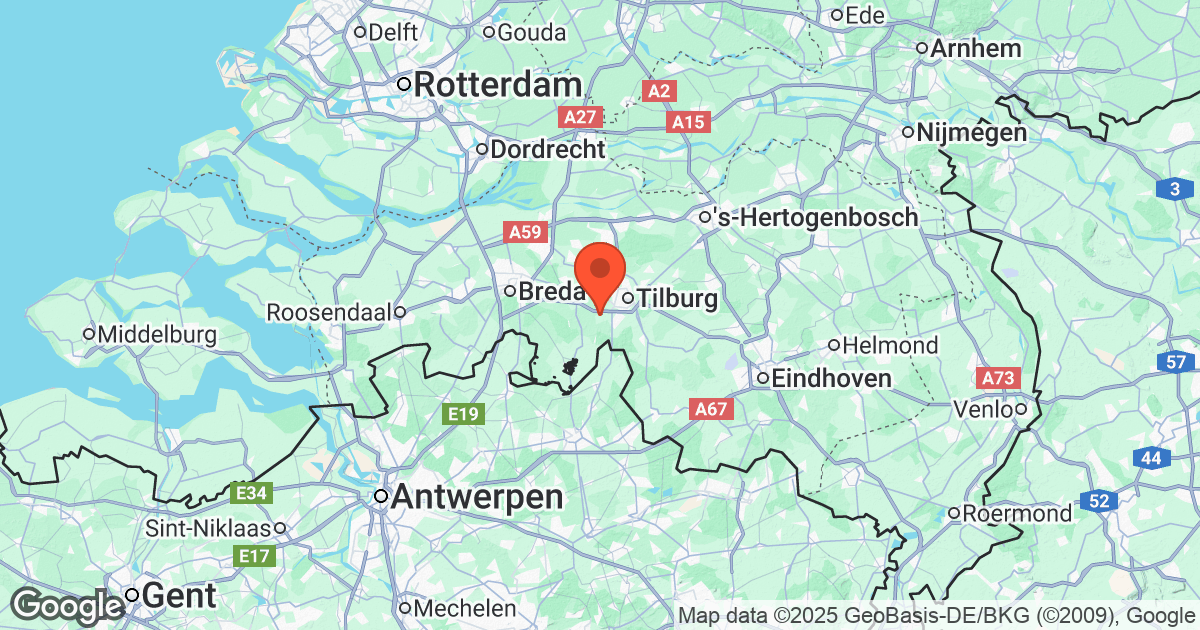 Een zilveren bol die rustig in rechte lijn horizontaal vloog, geen ...